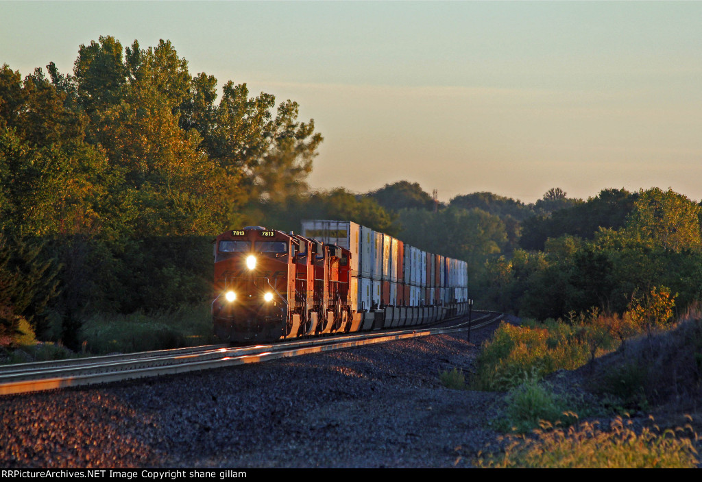 BNSF 7813 Leads hot shot Z train at first light!
